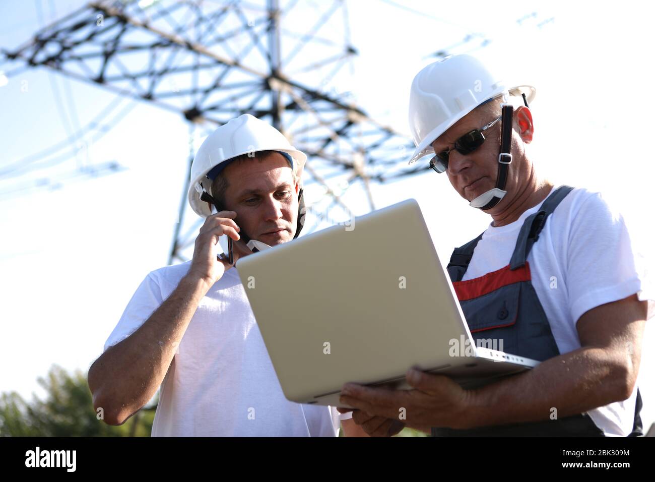 Electrical pylons hi-res stock photography and images - Alamy