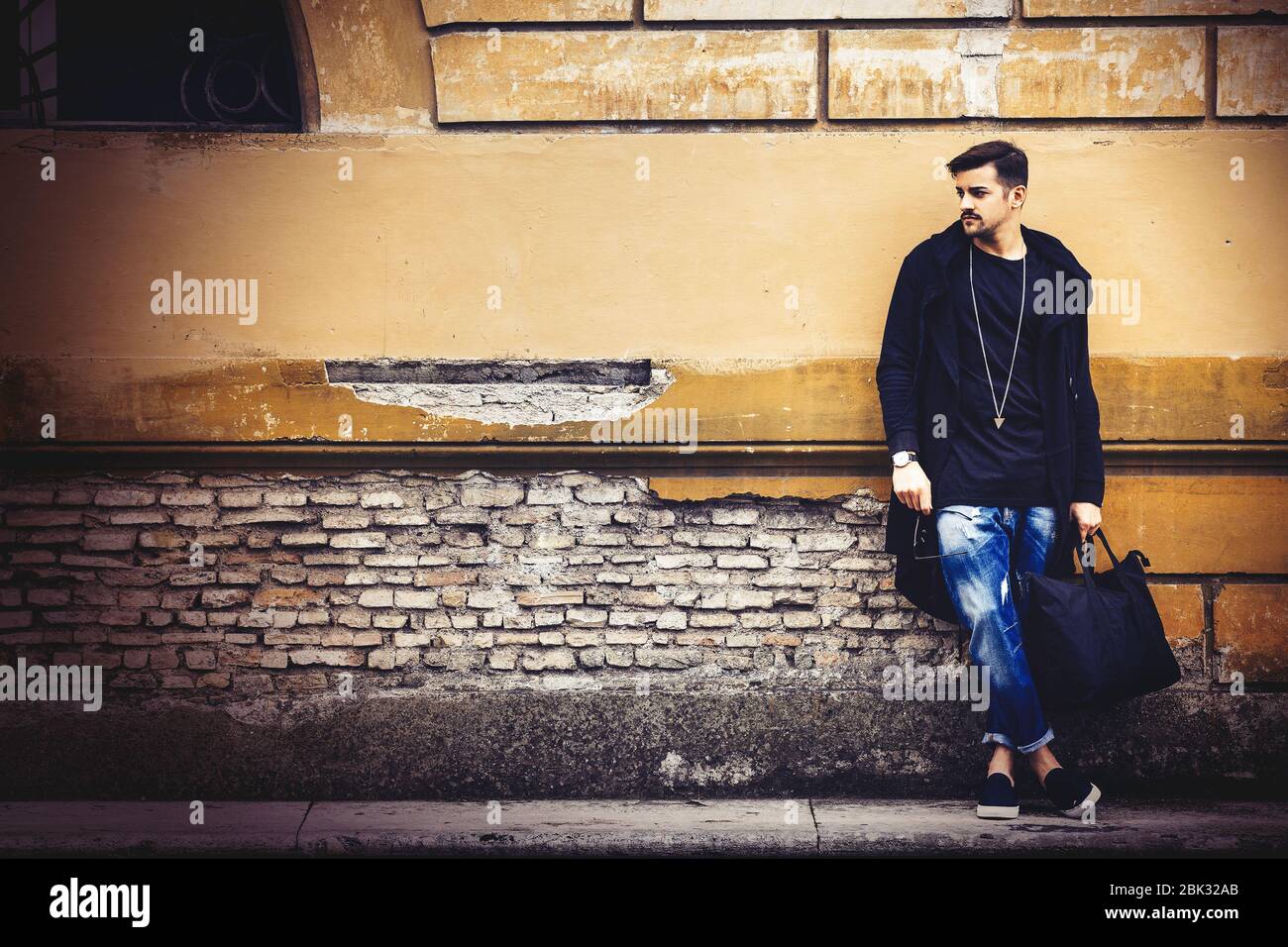 Leaning against wall pose hi-res stock photography and images - Alamy
