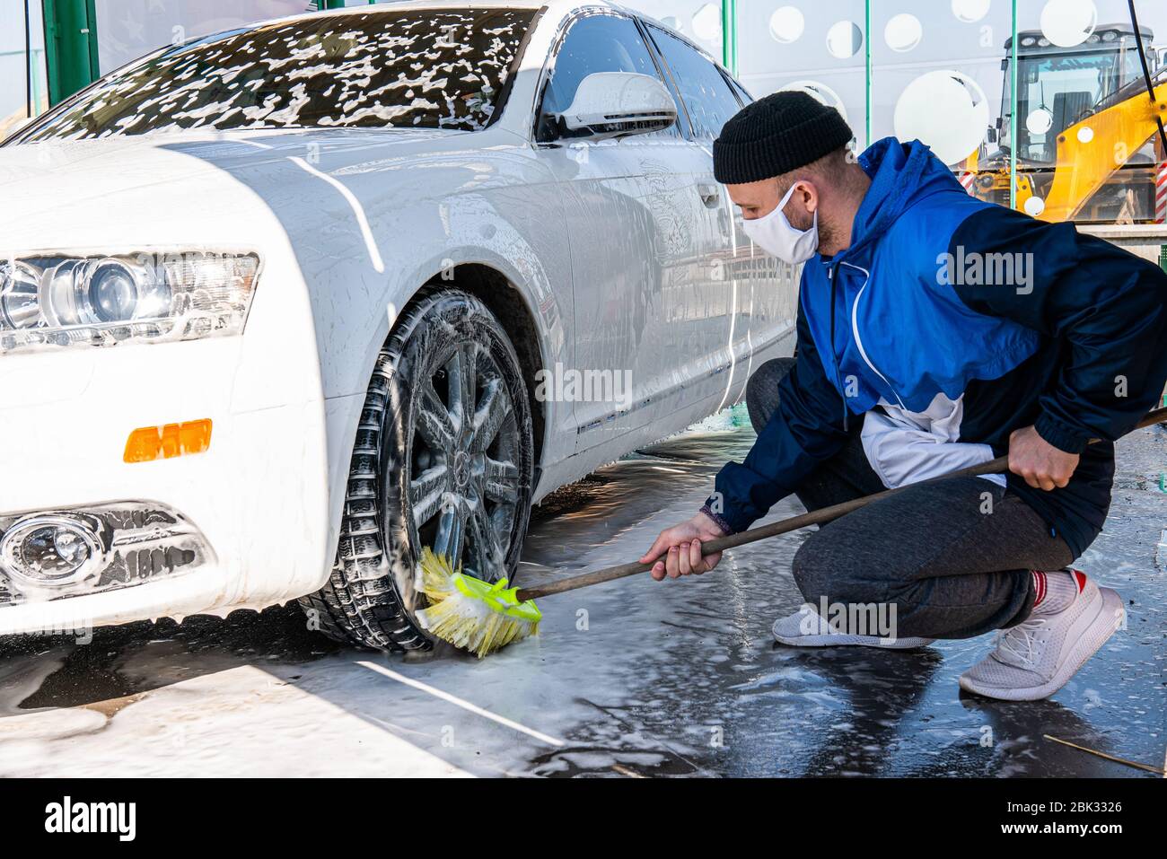 People washing cars car wash hi-res stock photography and images - Alamy