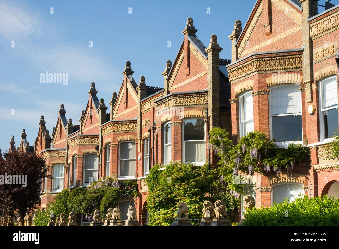 Lion statues on the gables of Lion Houses in Barnes, London, SW13 ...
