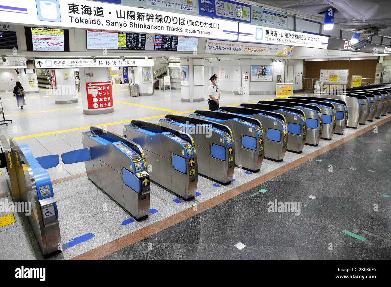 Ticket gates for Tokaido Shinkansen bullet trains at JR Tokyo Station ...