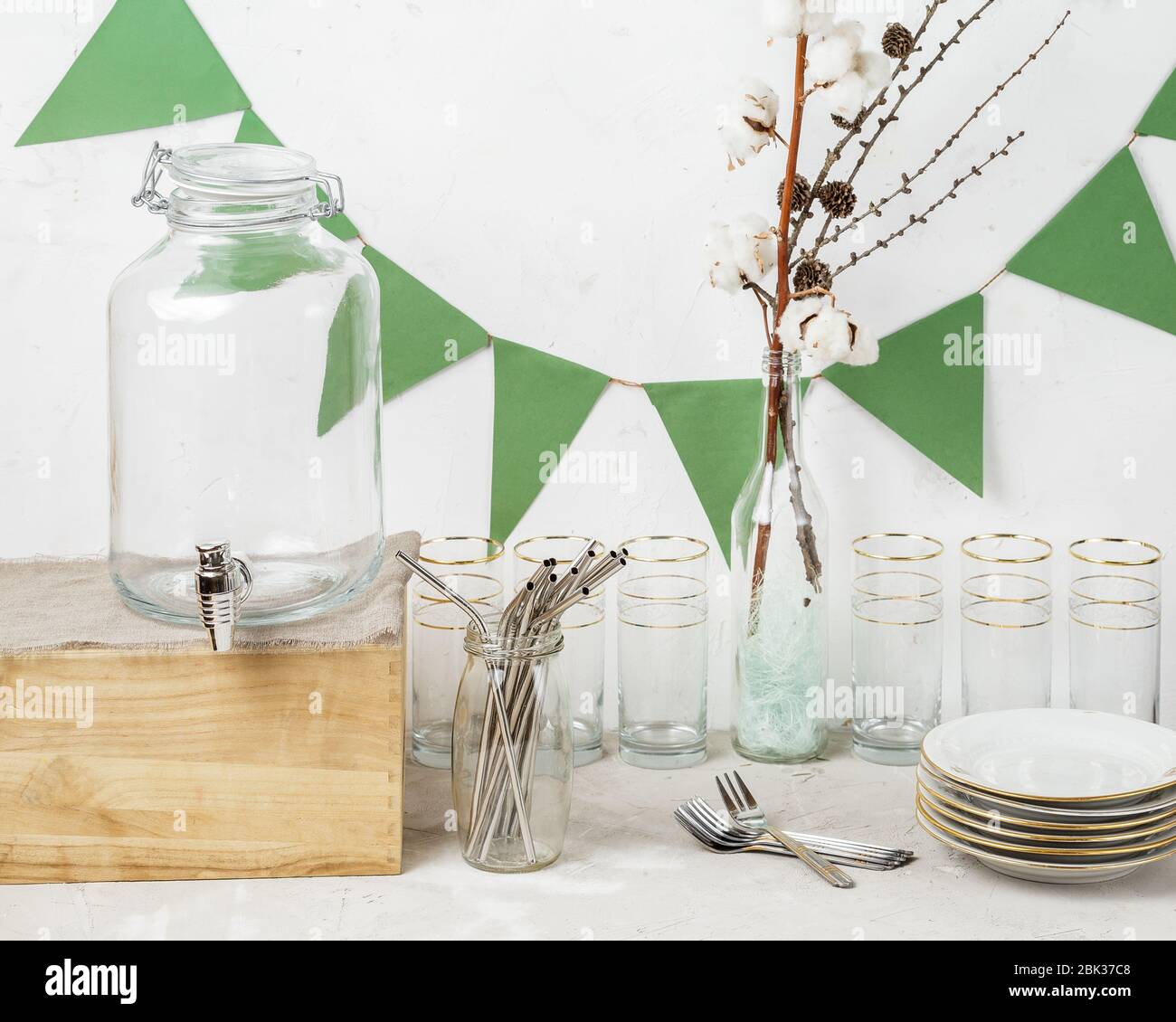 Plastic plates waste hi-res stock photography and images - Alamy