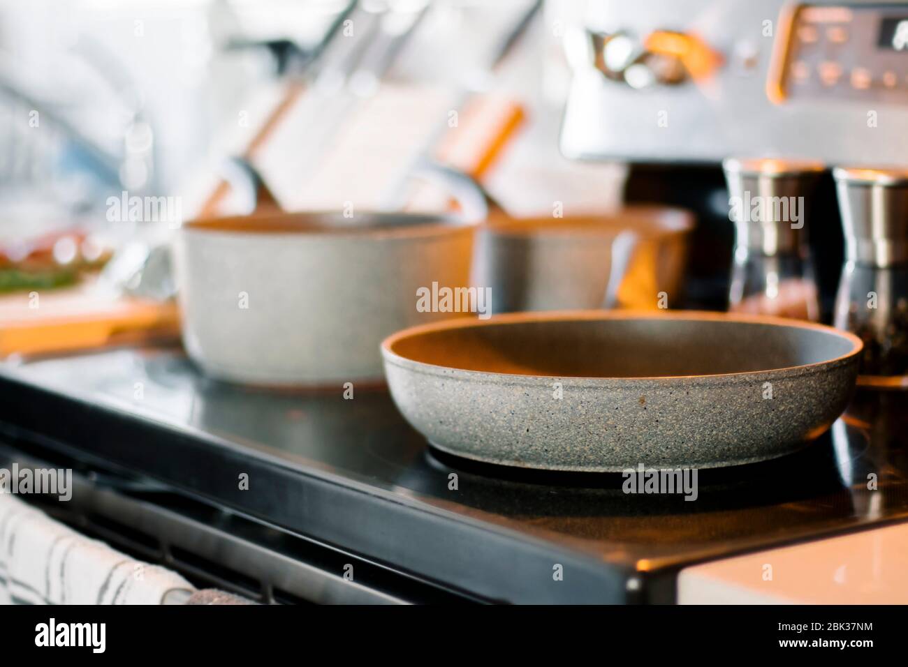 Cooking on stove hi-res stock photography and images - Alamy
