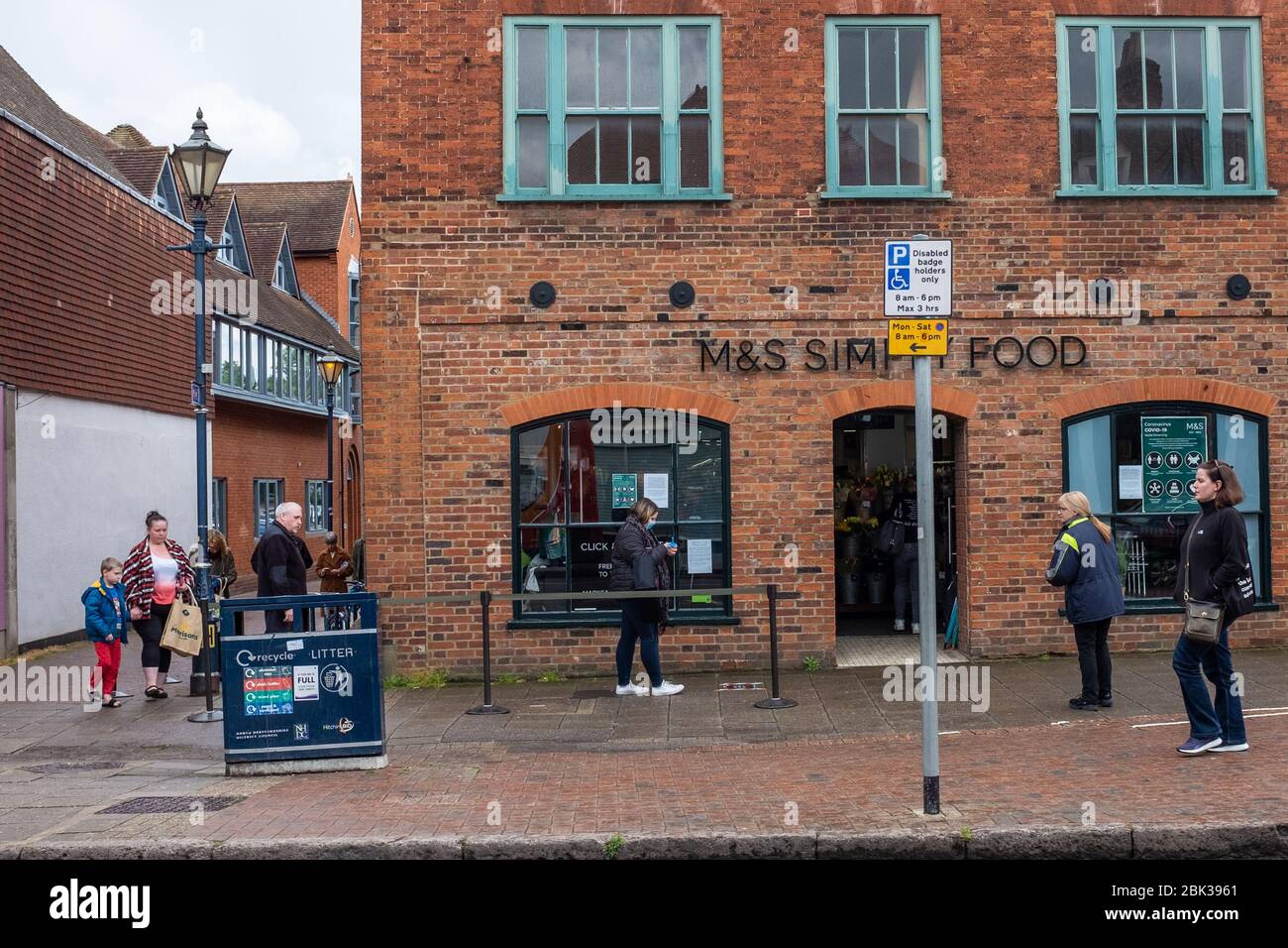 Queue in uk supermarket hi-res stock photography and images - Alamy