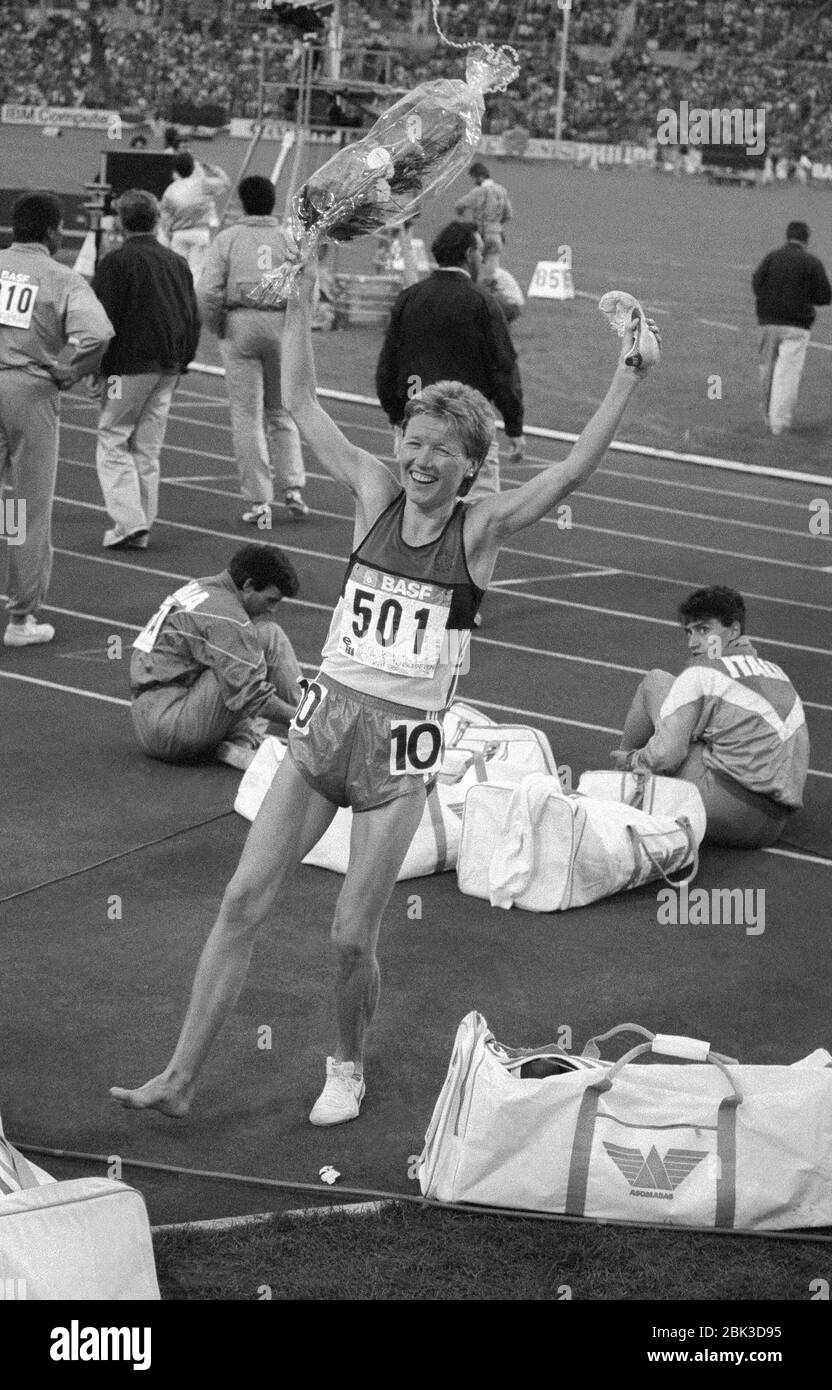 INGRID KRISTIANSEN Norwegian long distance runner wins and cheers 10 ...