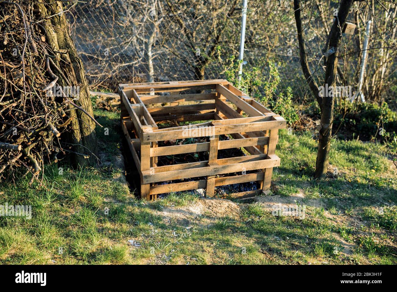 Pallet Compost Bin. Composter made of pallets in garden Stock Photo - Alamy