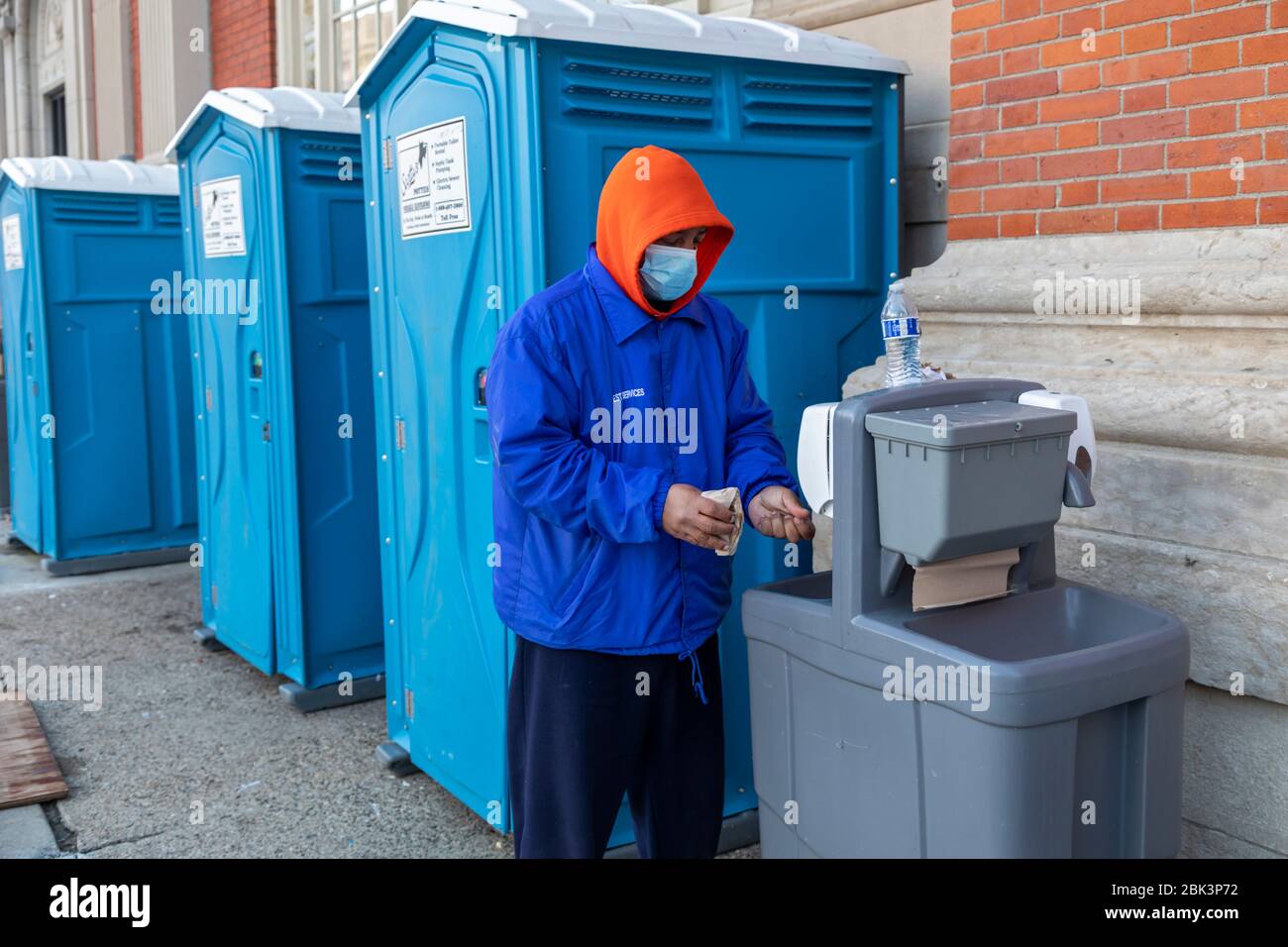 Outdoor handwashing hi-res stock photography and images - Alamy