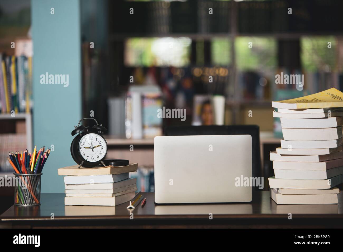 Library computer school librarian hi-res stock photography and images ...