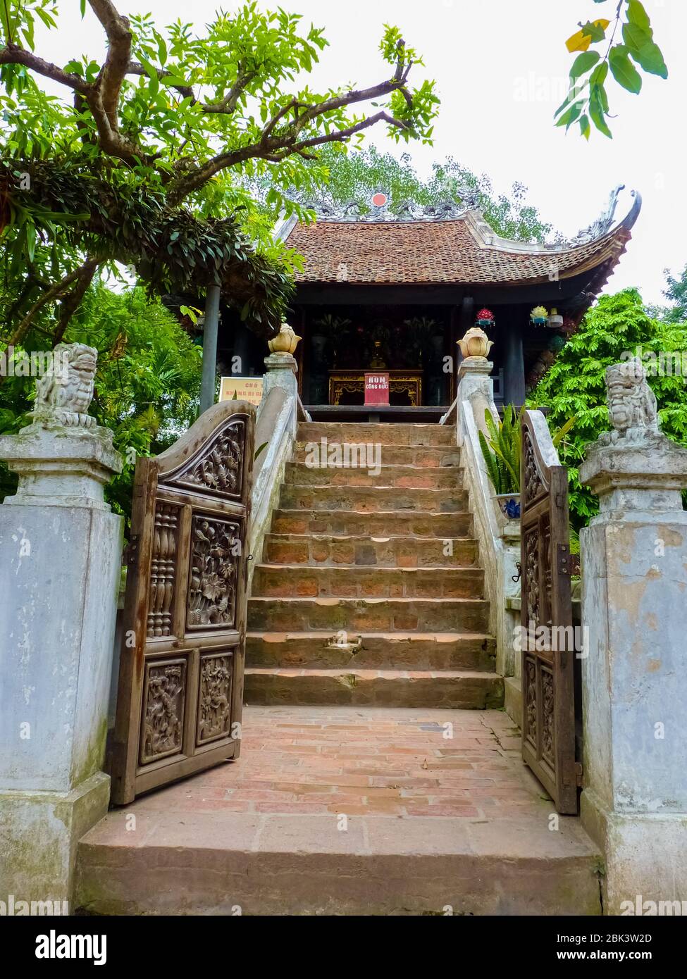 One pillar pagoda chua mot cot buddhist temple hi-res stock photography ...