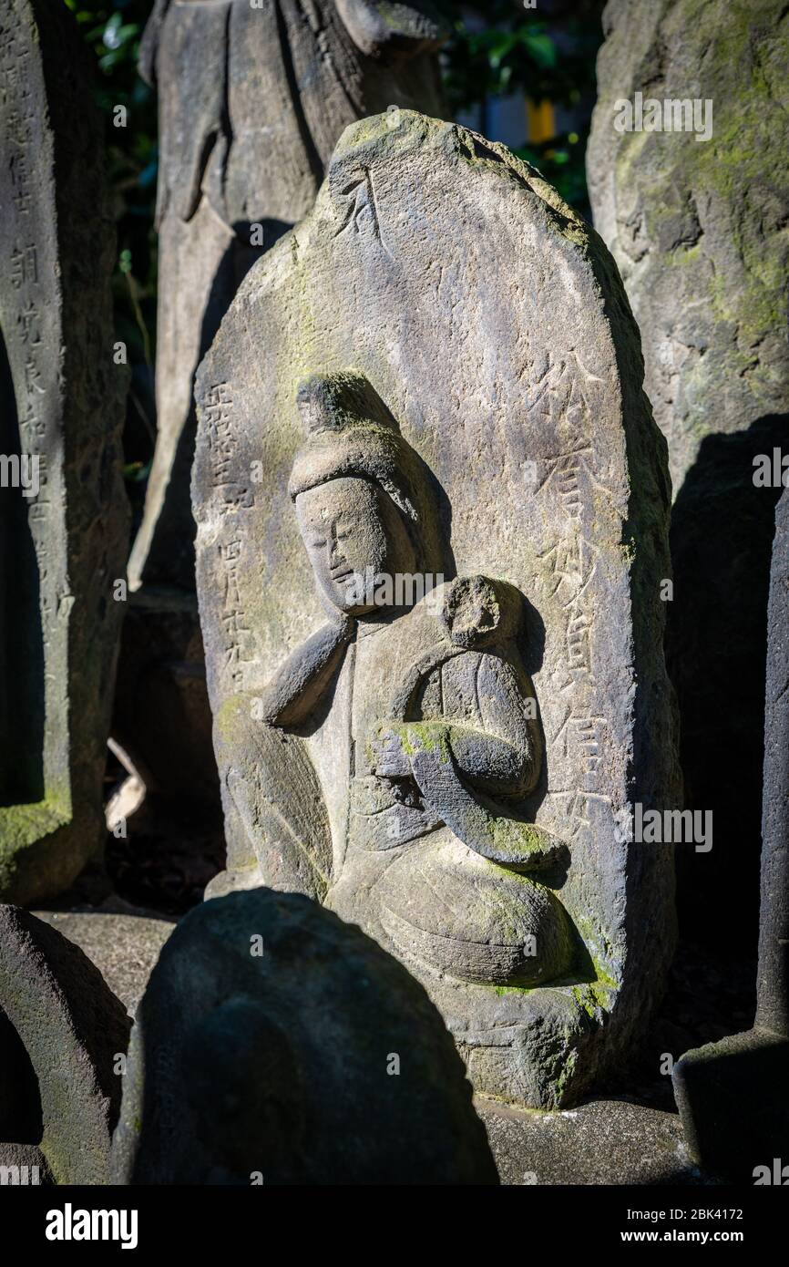 Tokyo carved grave hi-res stock photography and images - Alamy