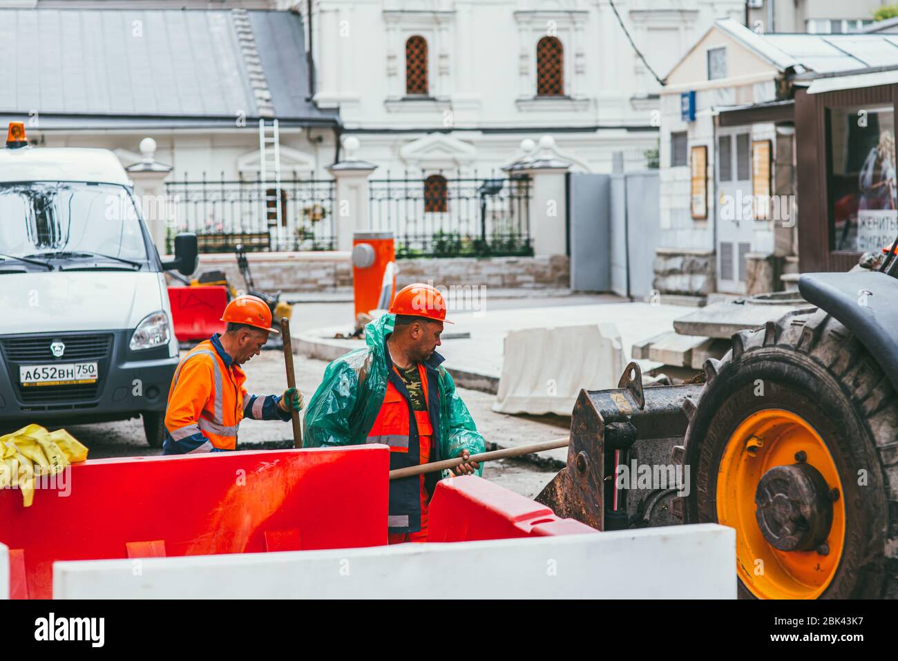 Road man work uniform orange hi-res stock photography and images - Alamy