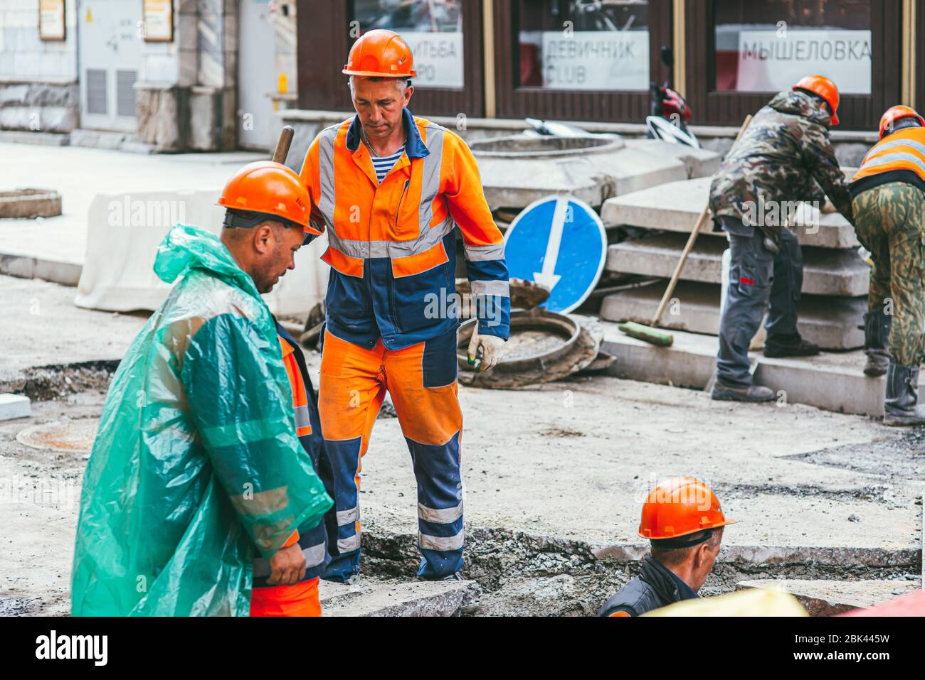 Road man work uniform orange hi-res stock photography and images - Alamy