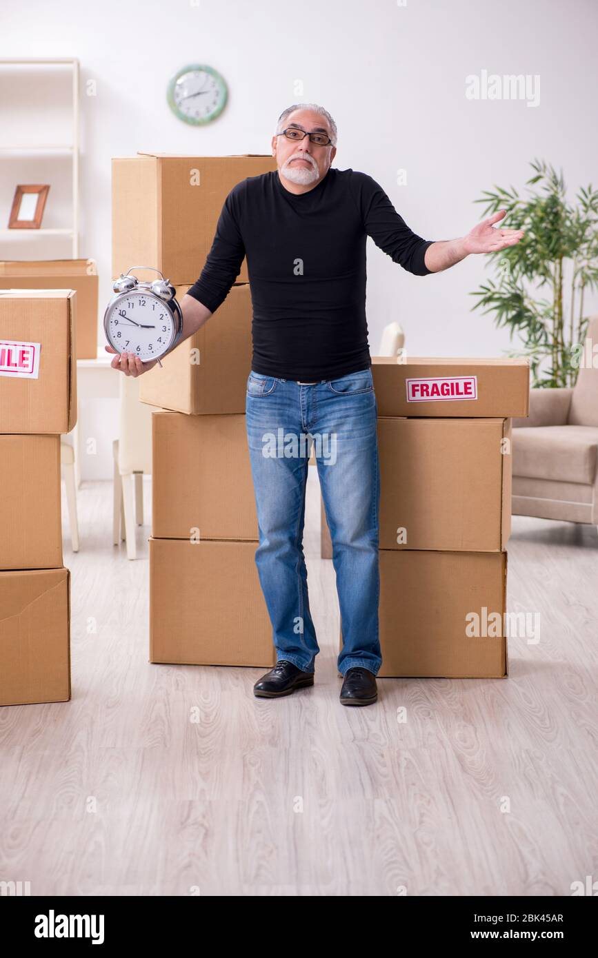 Old professional mover doing home relocation Stock Photo - Alamy