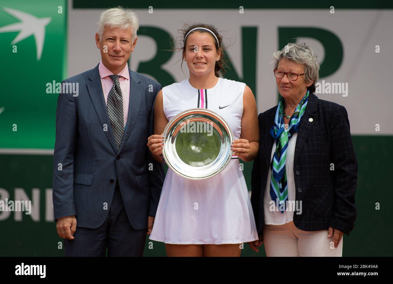 Emma Navarro of the United States poses with her runner-up trophy after ...
