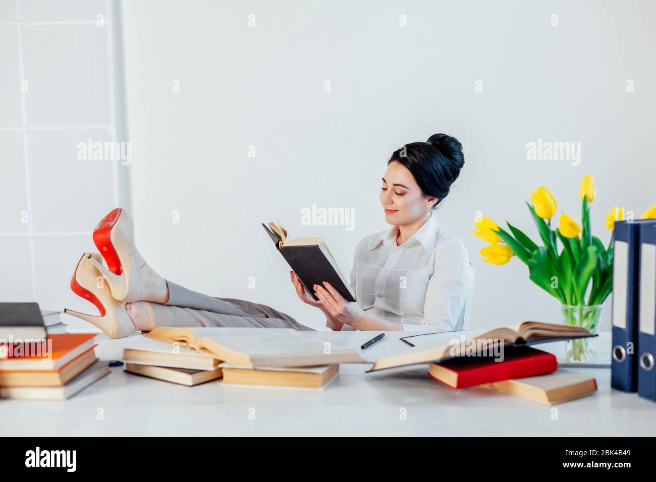 Pretty girl sitting table books hi-res stock photography and images - Alamy