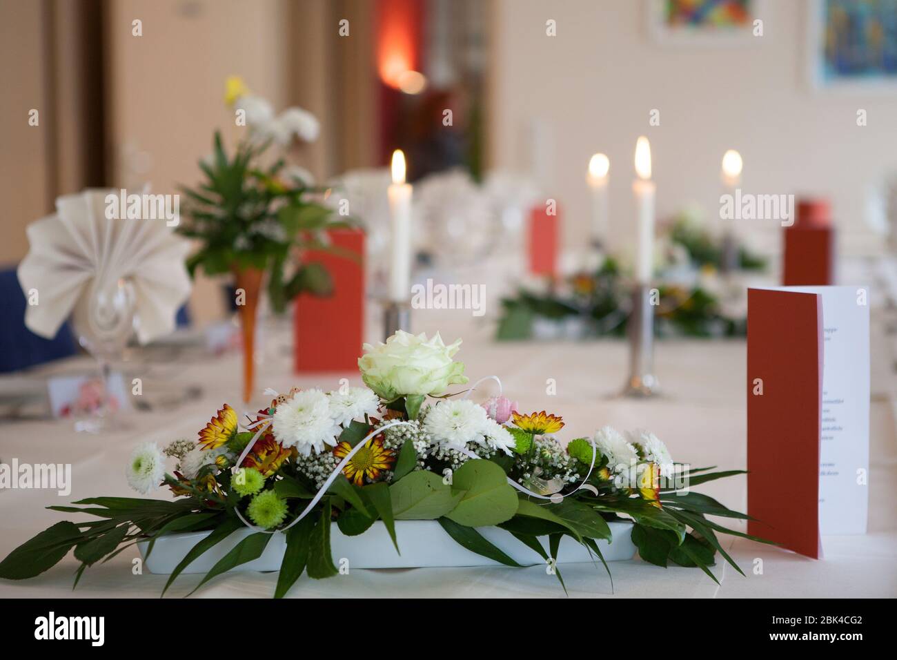 White tabke hi-res stock photography and images - Alamy