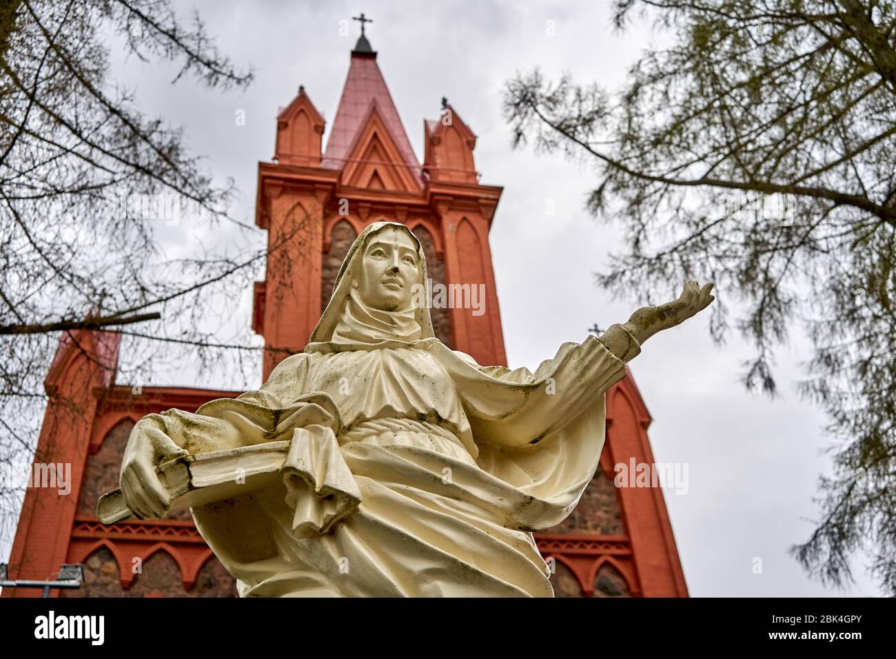 Statue of the virgin Mary in front of the church Stock Photo - Alamy