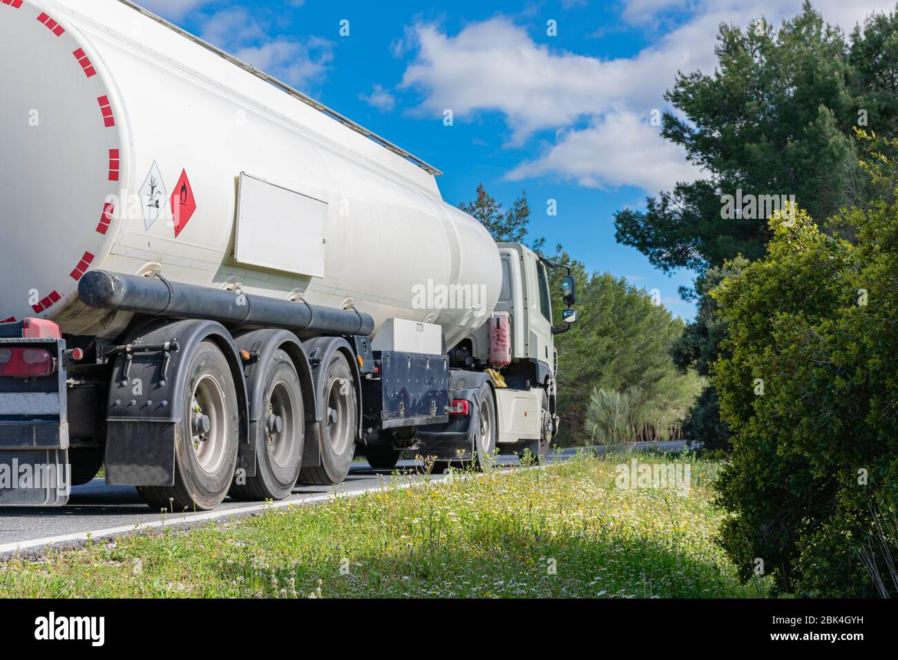 Tanker with flammable warning sign hi-res stock photography and images ...