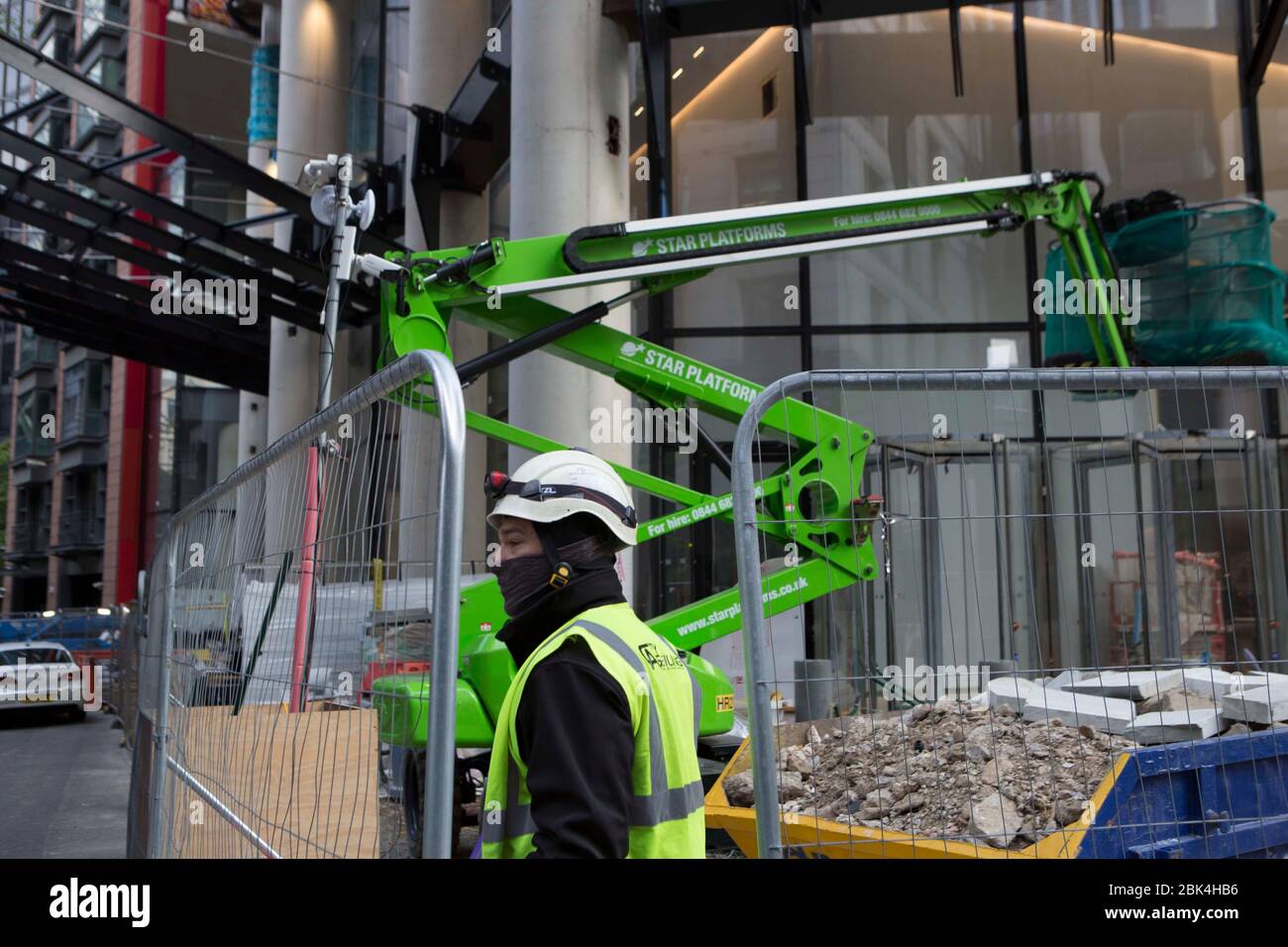 Construction worker uk mask hi-res stock photography and images - Alamy