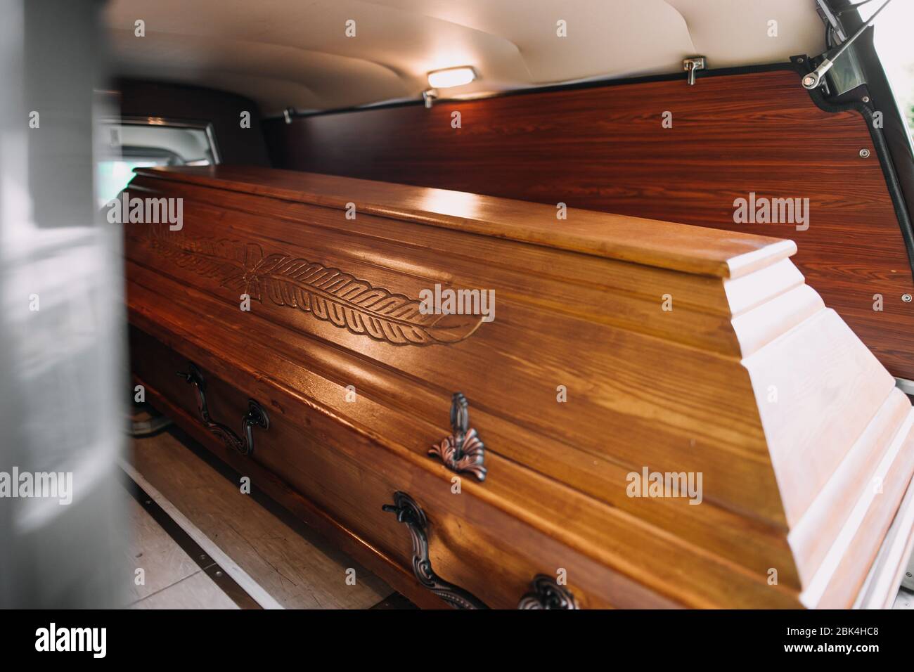 a coffin in the back of a car at a funeral Stock Photo - Alamy