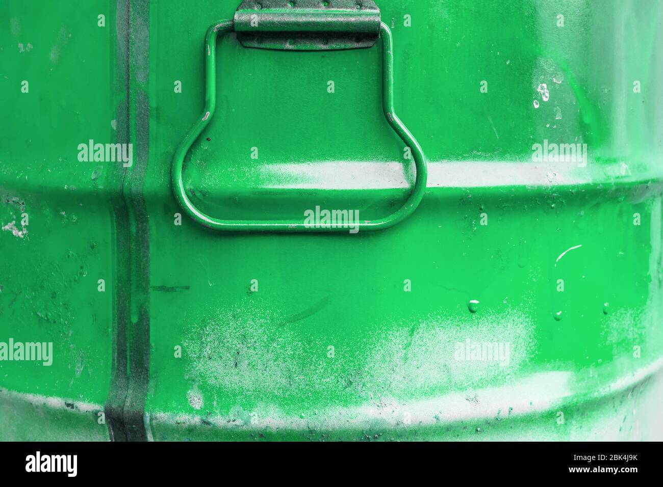 Green color can. Metal can with green paint drips Stock Photo - Alamy