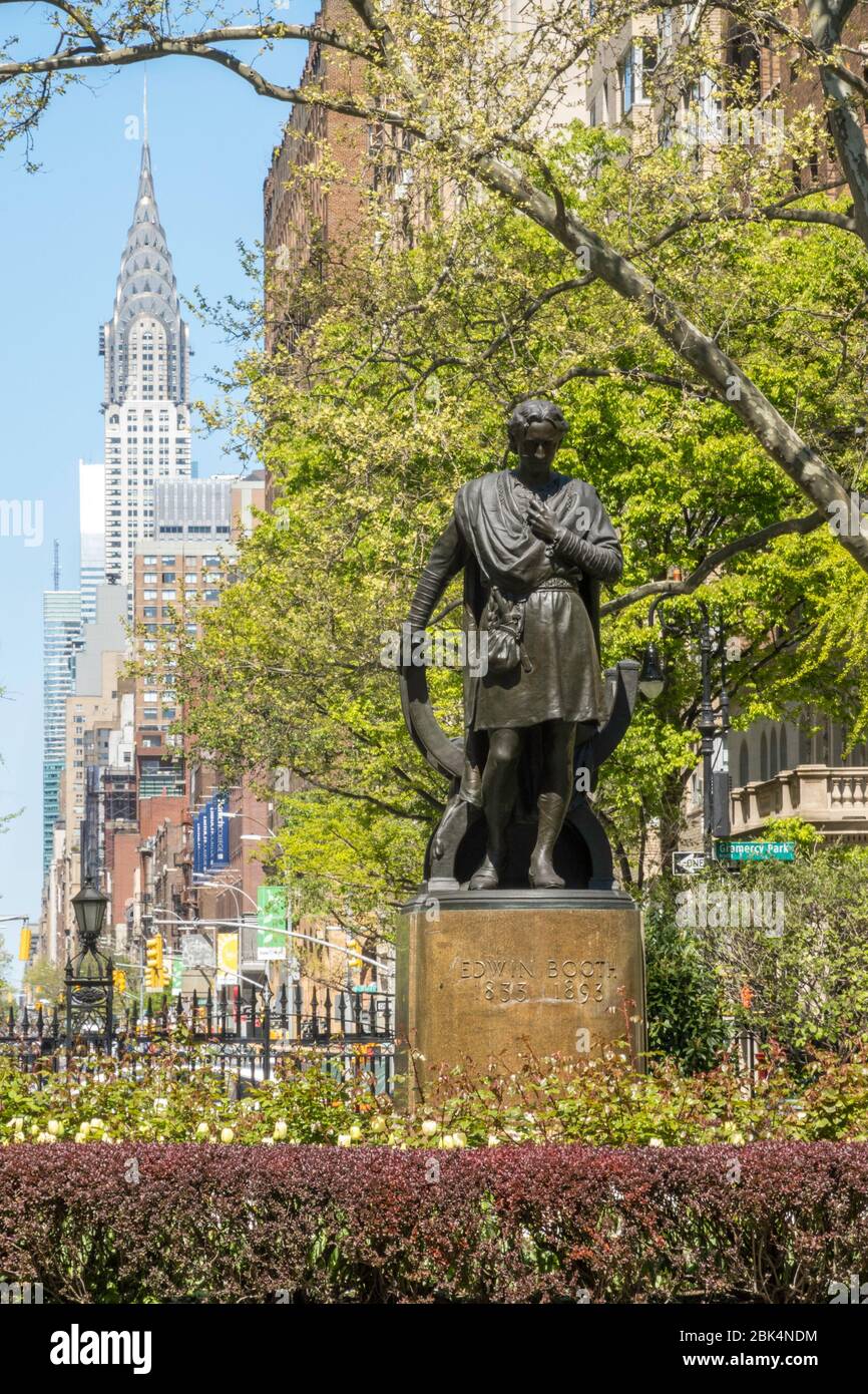 Edwin Booth Statue in Gramercy Park, NYC, USA Stock Photo - Alamy