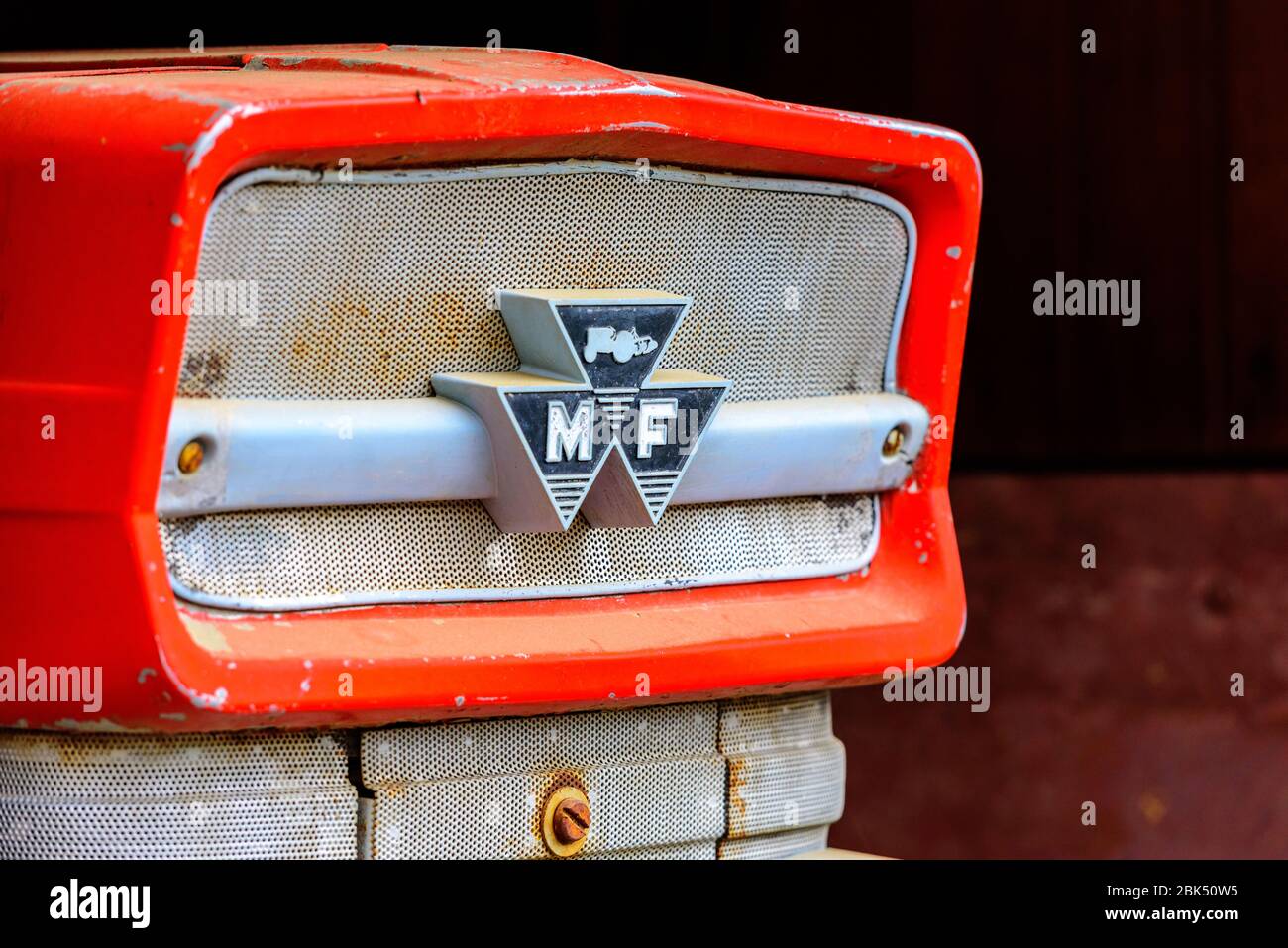 Traditional tractor farm shed hi-res stock photography and images - Alamy