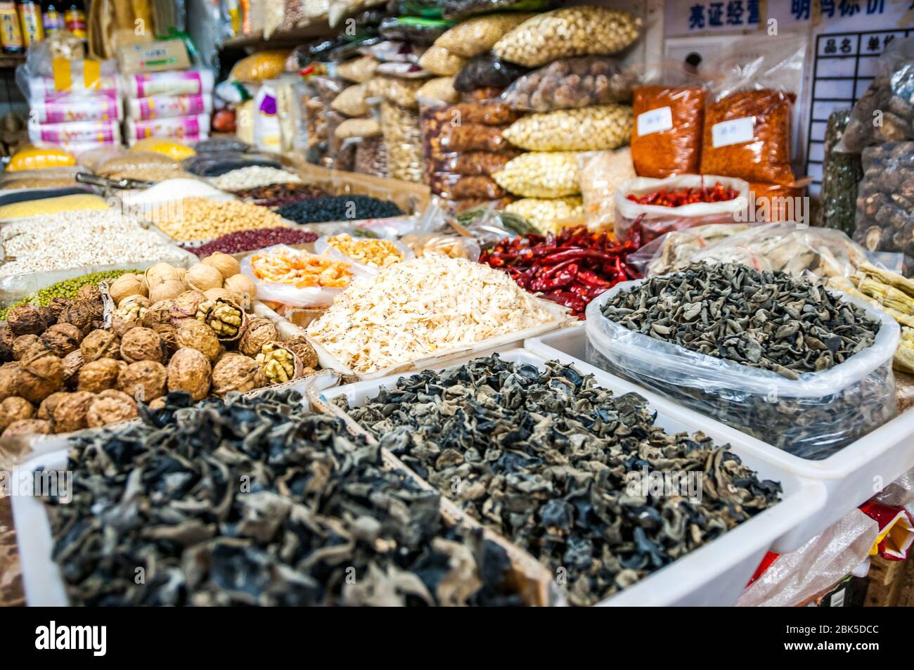 Wet and dry market hi-res stock photography and images - Alamy