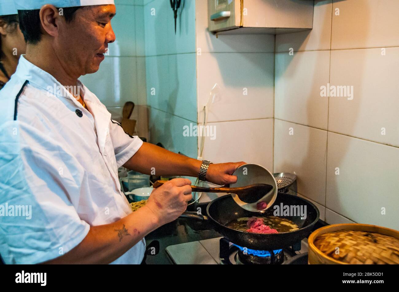 Chinese chef and wok hi-res stock photography and images - Alamy