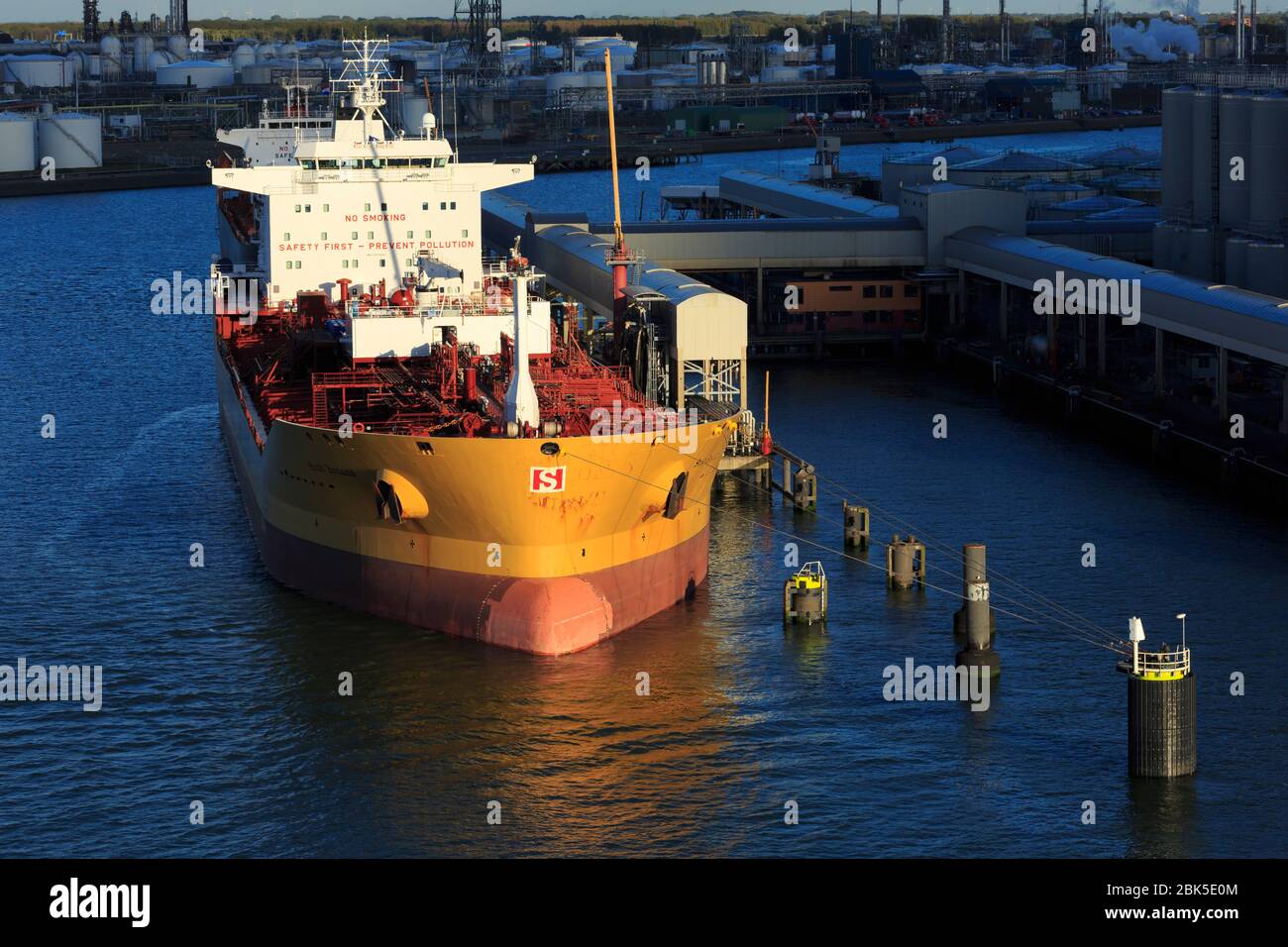 Oil terminal rotterdam hi-res stock photography and images - Alamy