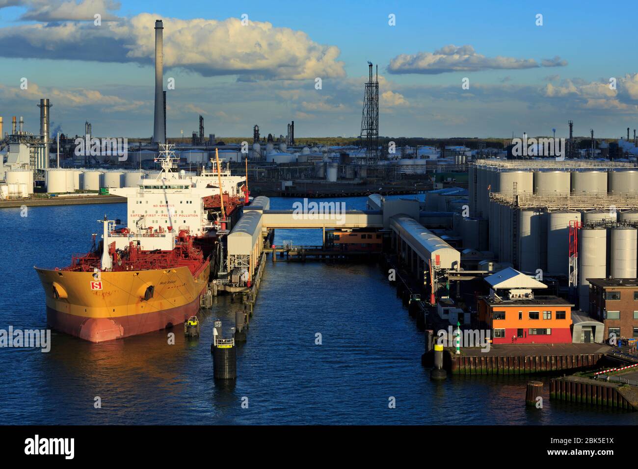 Oil terminal rotterdam hi-res stock photography and images - Alamy