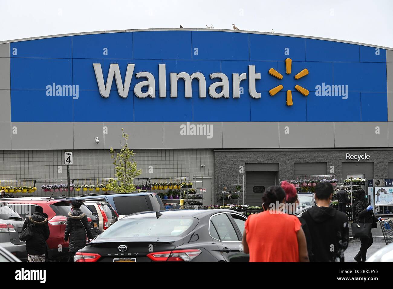 Walmart workers hi-res stock photography and images - Alamy
