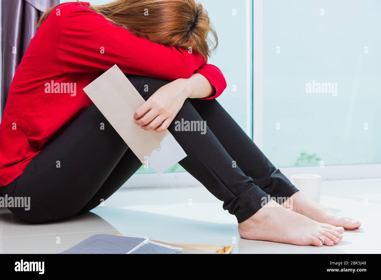 Sad woman hug her knee and cry hi-res stock photography and images - Alamy