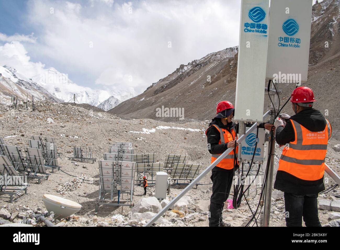 (200502) -- BEIJING, May 2, 2020 (Xinhua) -- Staff members of China ...