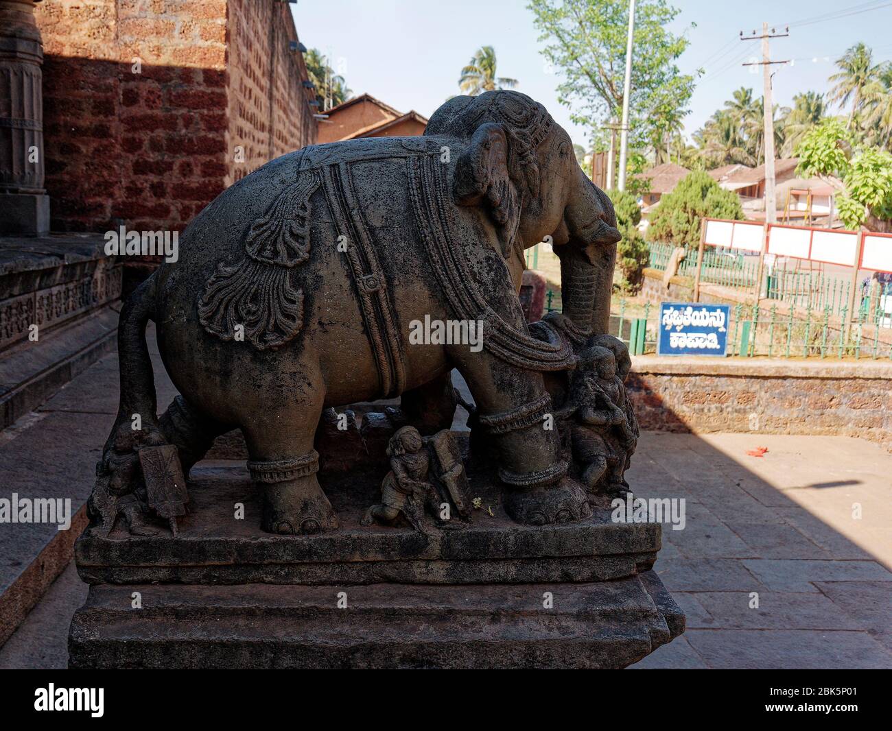 Elephant pillars hi-res stock photography and images - Alamy