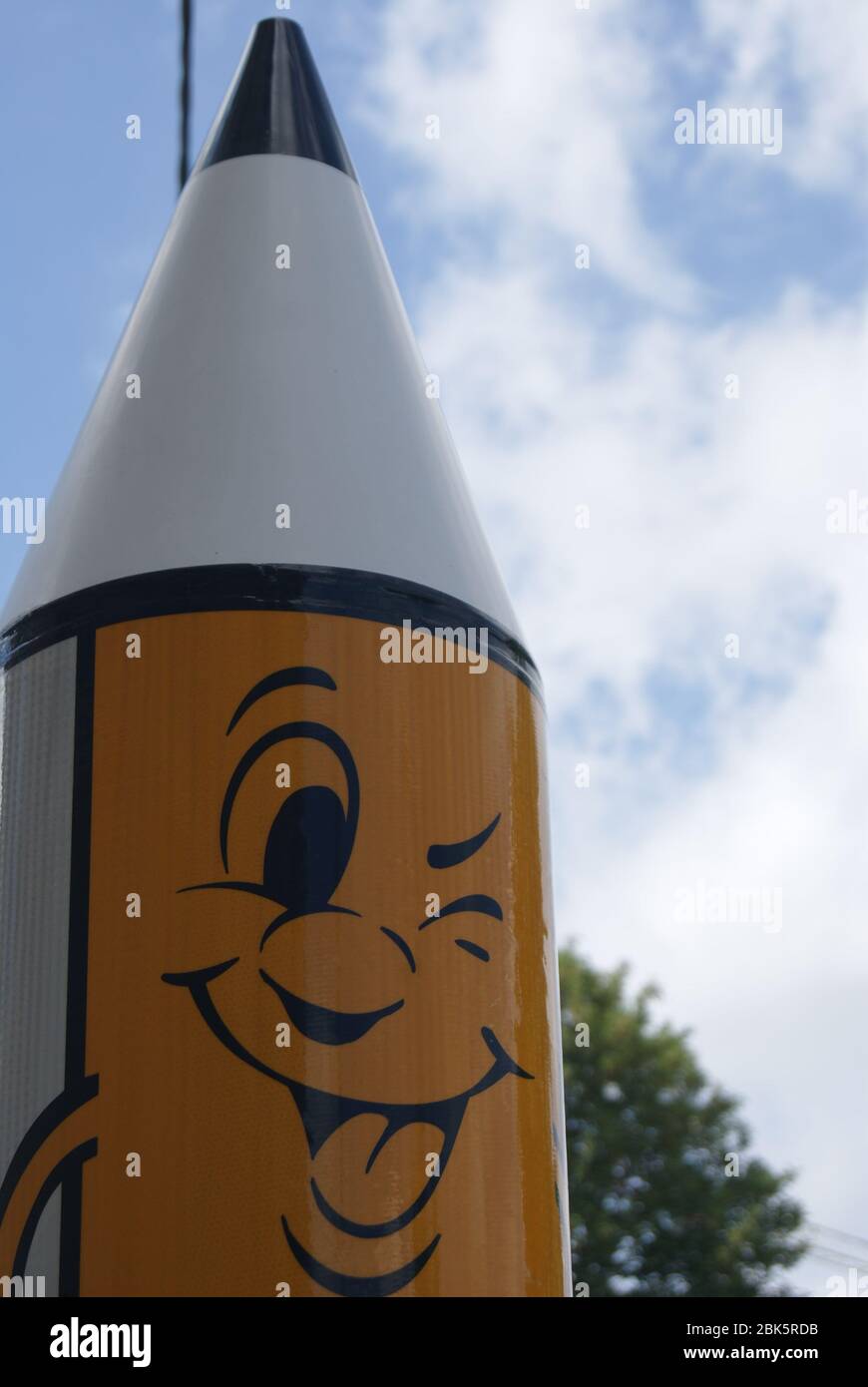 Un grand crayon facilitant le passage pour enfants. France Stock Photo ...