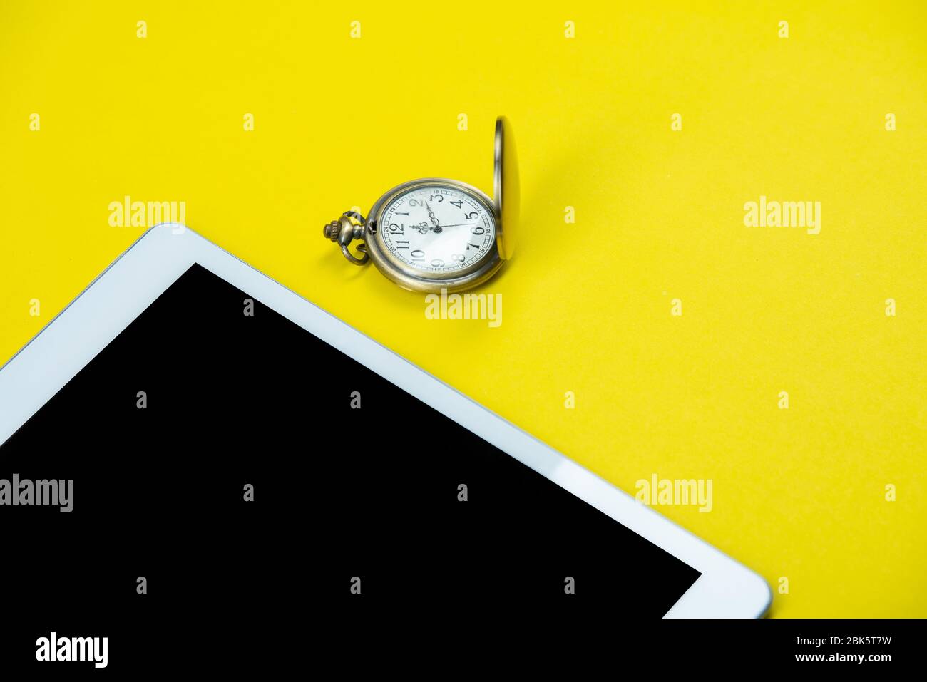 Yellow office desk table hi-res stock photography and images - Alamy