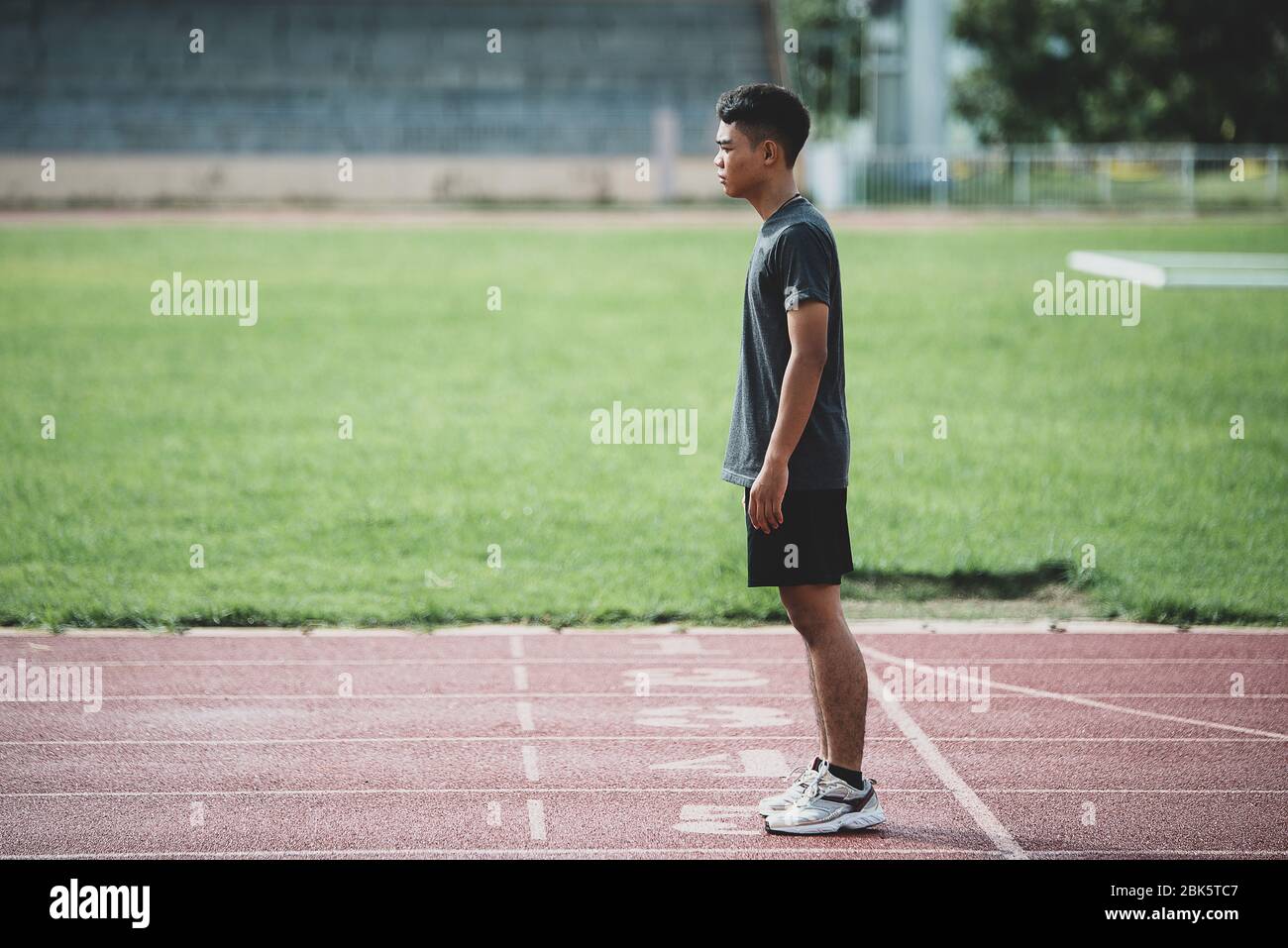 Male runners standing on track hi-res stock photography and images - Alamy