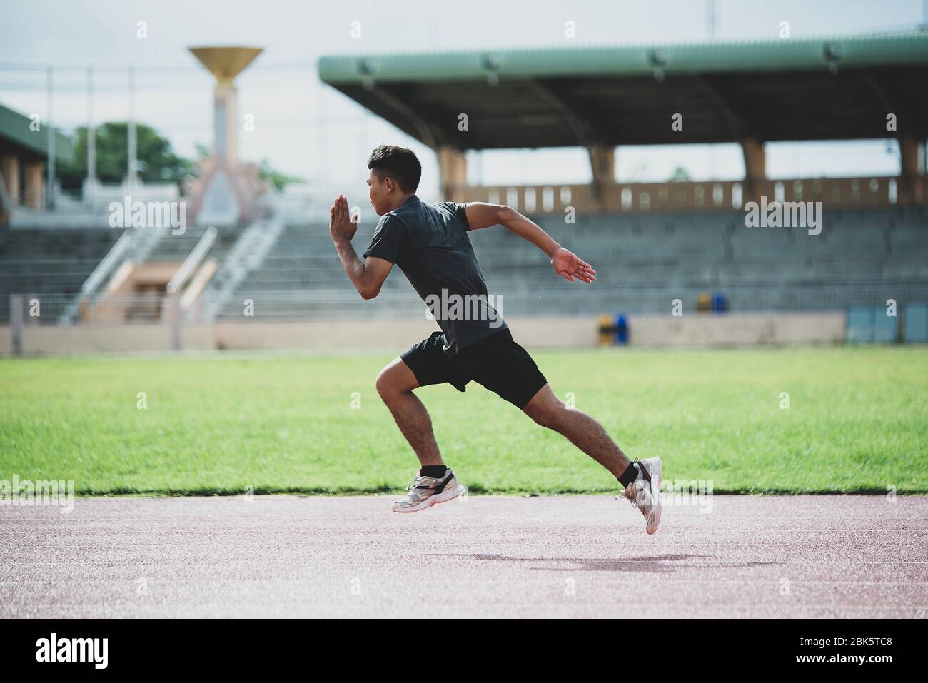 Male runners standing on track hi-res stock photography and images - Alamy