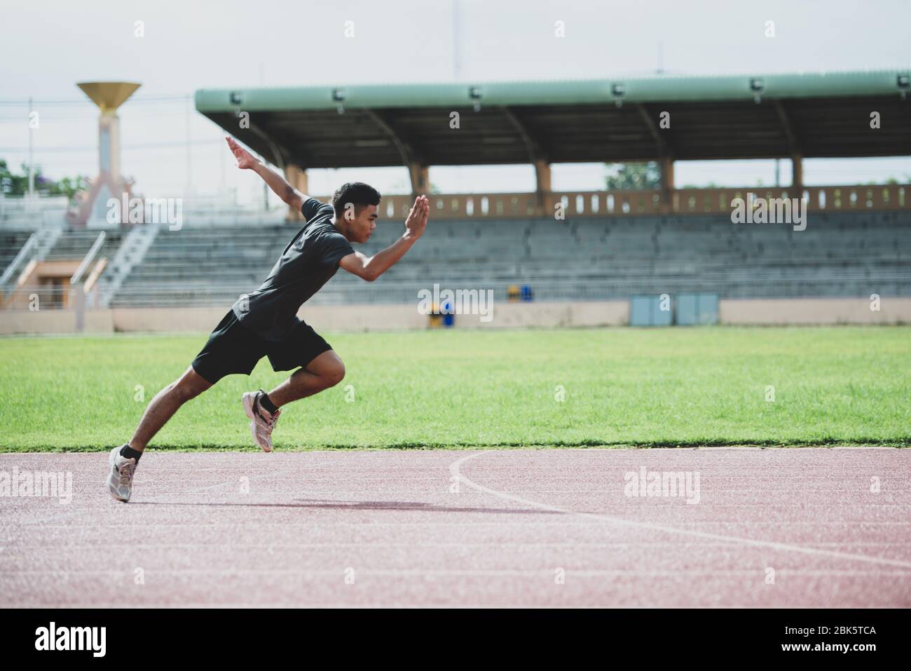 Male runners standing on track hi-res stock photography and images - Alamy