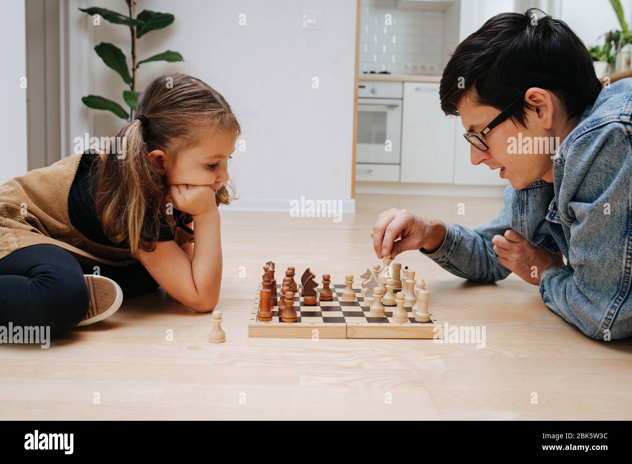 Girl playing chess competition hi-res stock photography and images - Alamy
