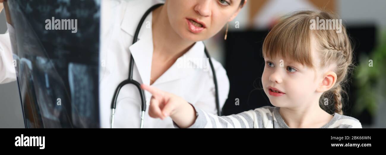 Kid speaking with doctor Stock Photo - Alamy