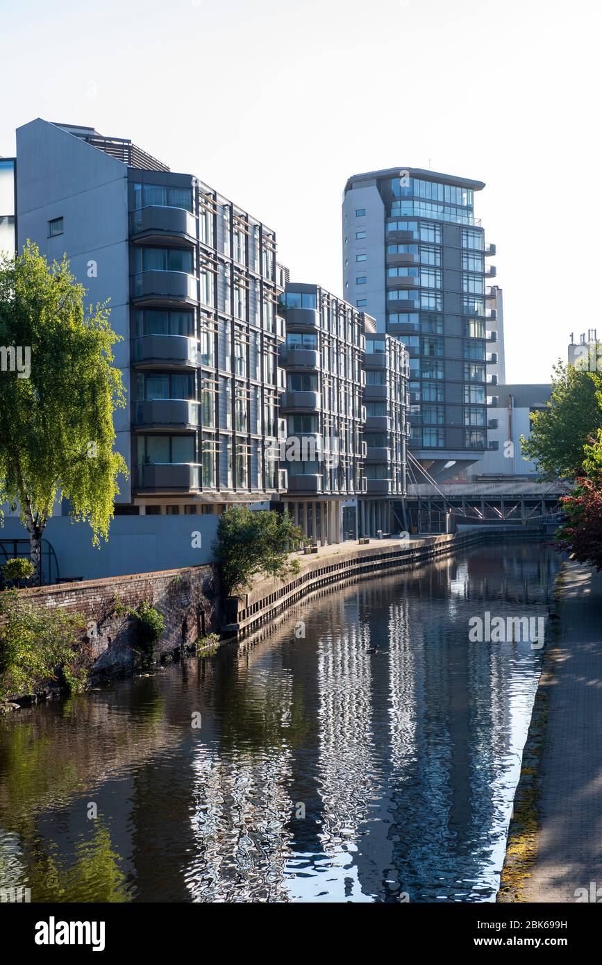 Canalside apartments hi-res stock photography and images - Alamy