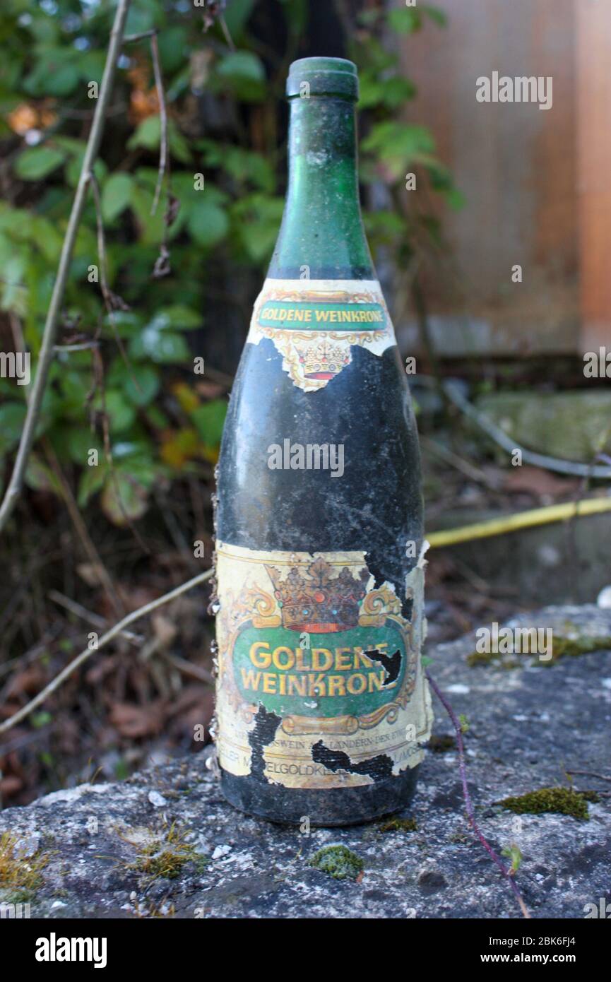 Old wine bottle with destroyed label, Goldene Weinkrone Stock Photo - Alamy