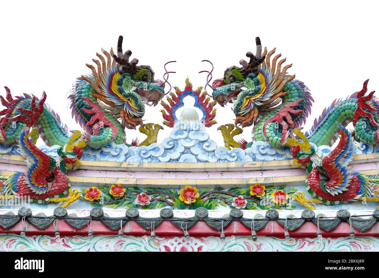 Dragon statue on roof of chinese temple Stock Photo - Alamy