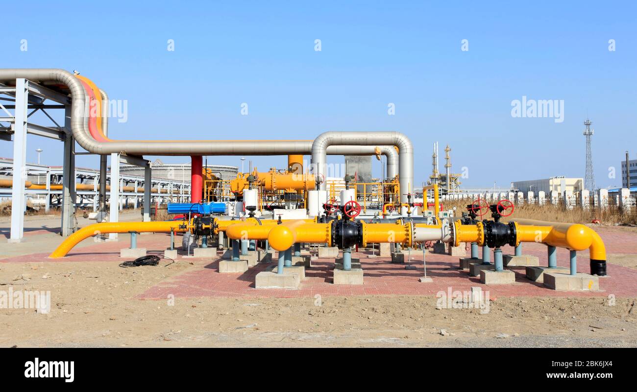 Oil field scene, oil pipelines and facilities Stock Photo - Alamy