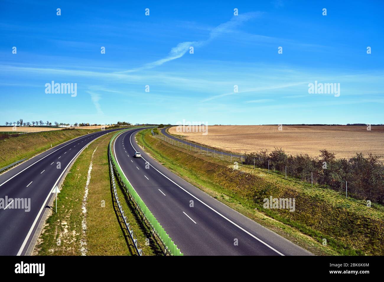Two lane expressway hi-res stock photography and images - Alamy