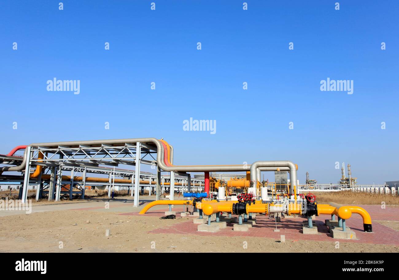 Oil field scene, oil pipelines and facilities Stock Photo - Alamy