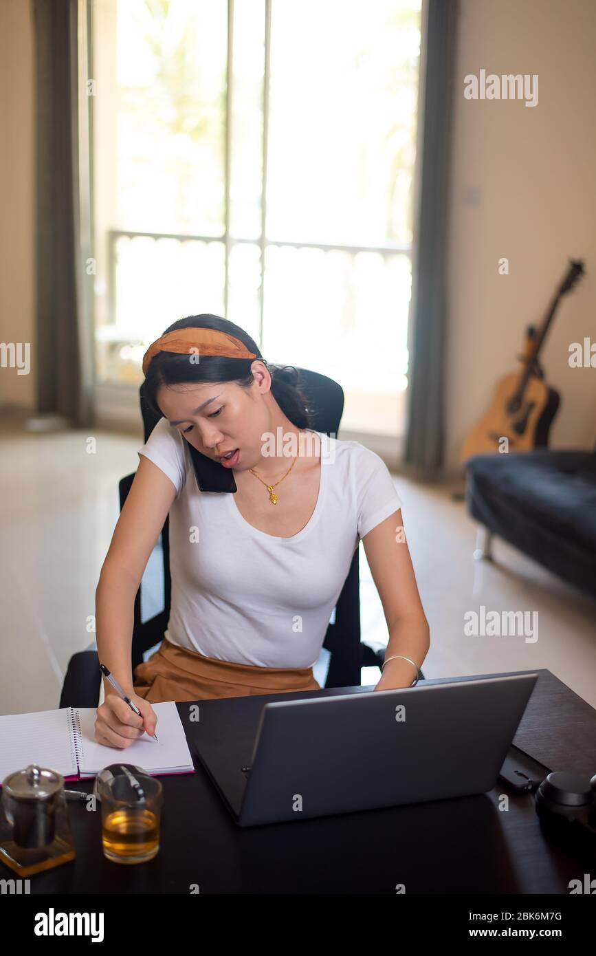 Very busy woman hi-res stock photography and images - Alamy