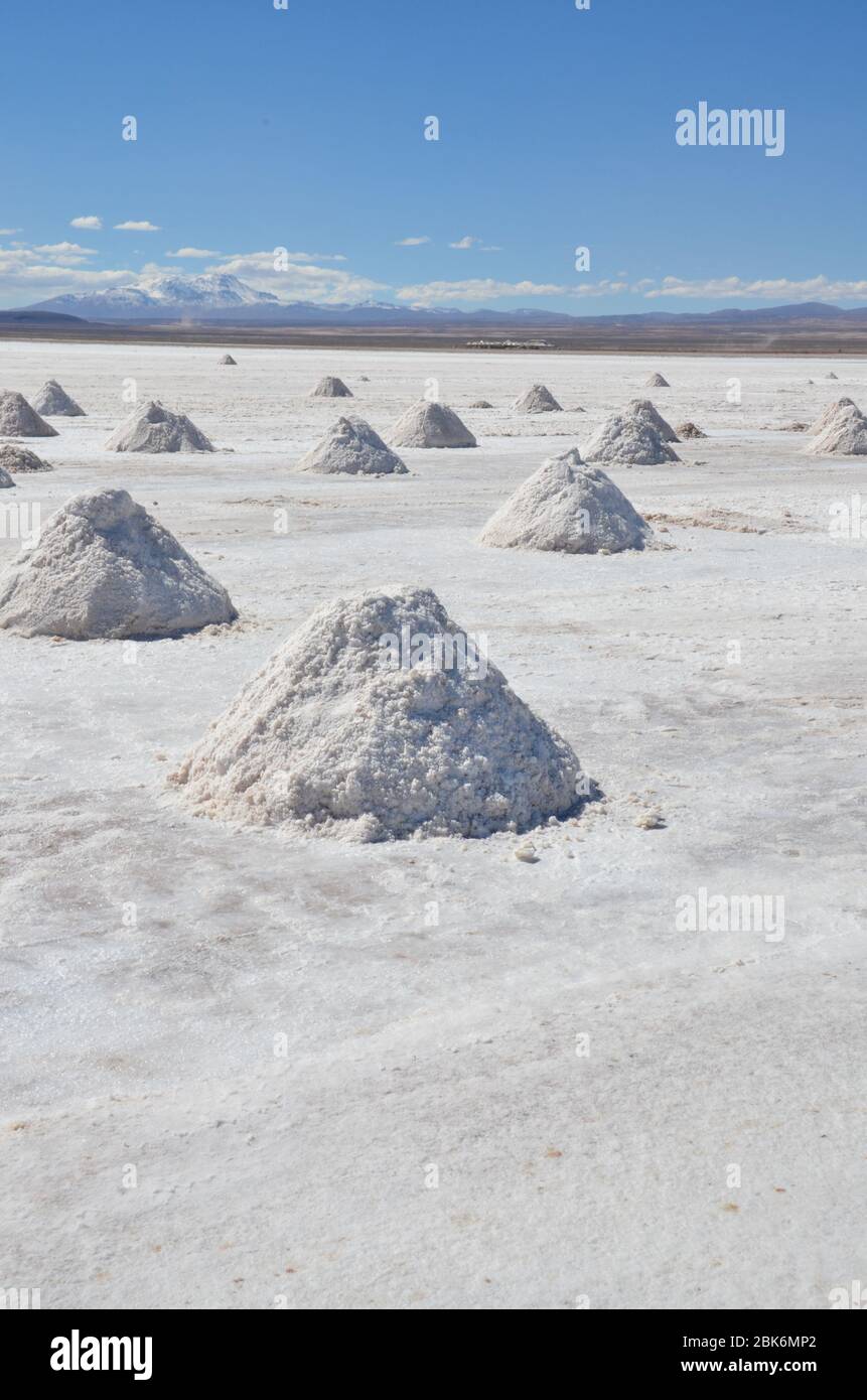 Salt mounds at Lake Salar de Uyuni Stock Photo - Alamy
